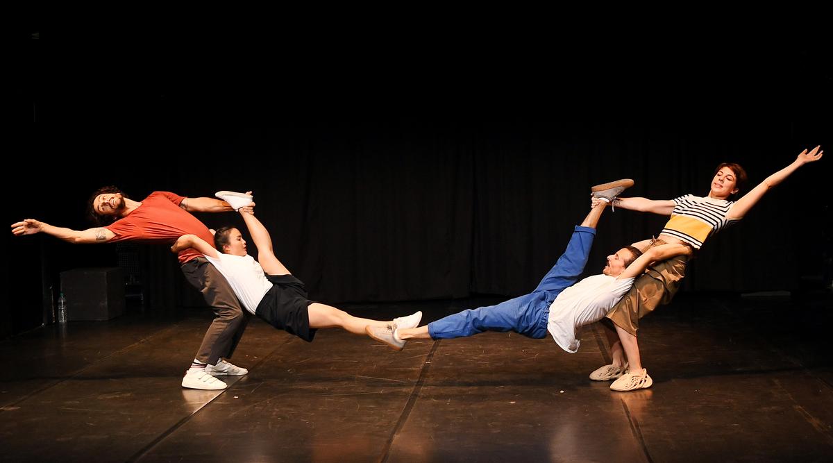 Paris-based Premier Stratageme turns YouTube tutorials into theatre in Chennai - The Hindu